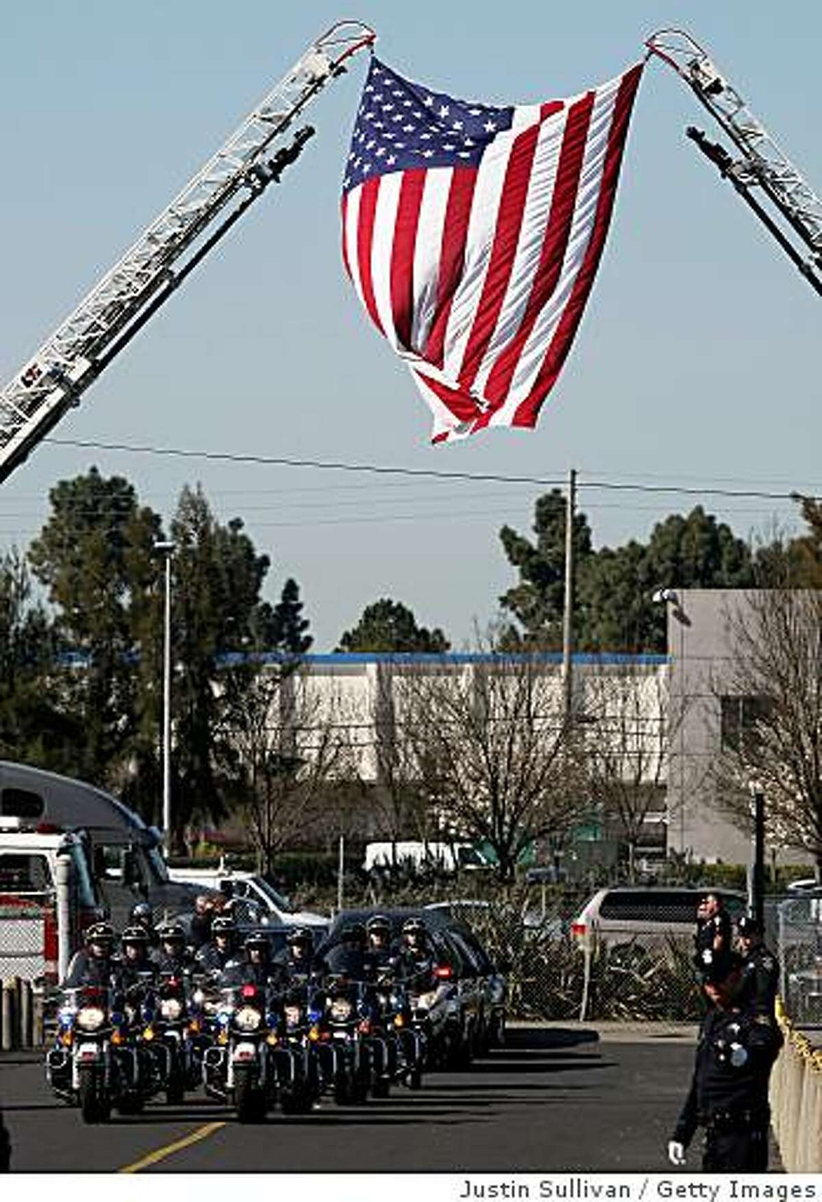 More than 20,000 honor slain Oakland police