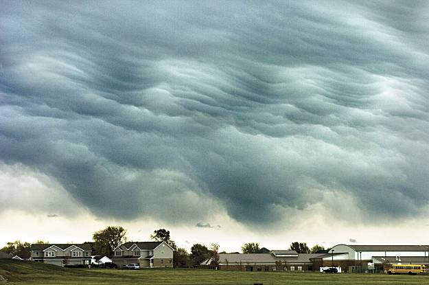 Powerful storm hits Midwest with high winds, rain