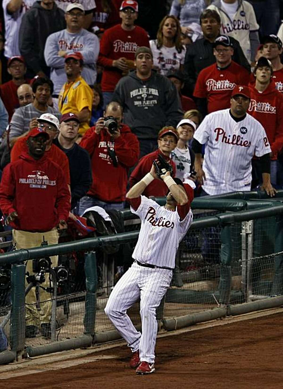 Philadelphia Phillies even series with Giants