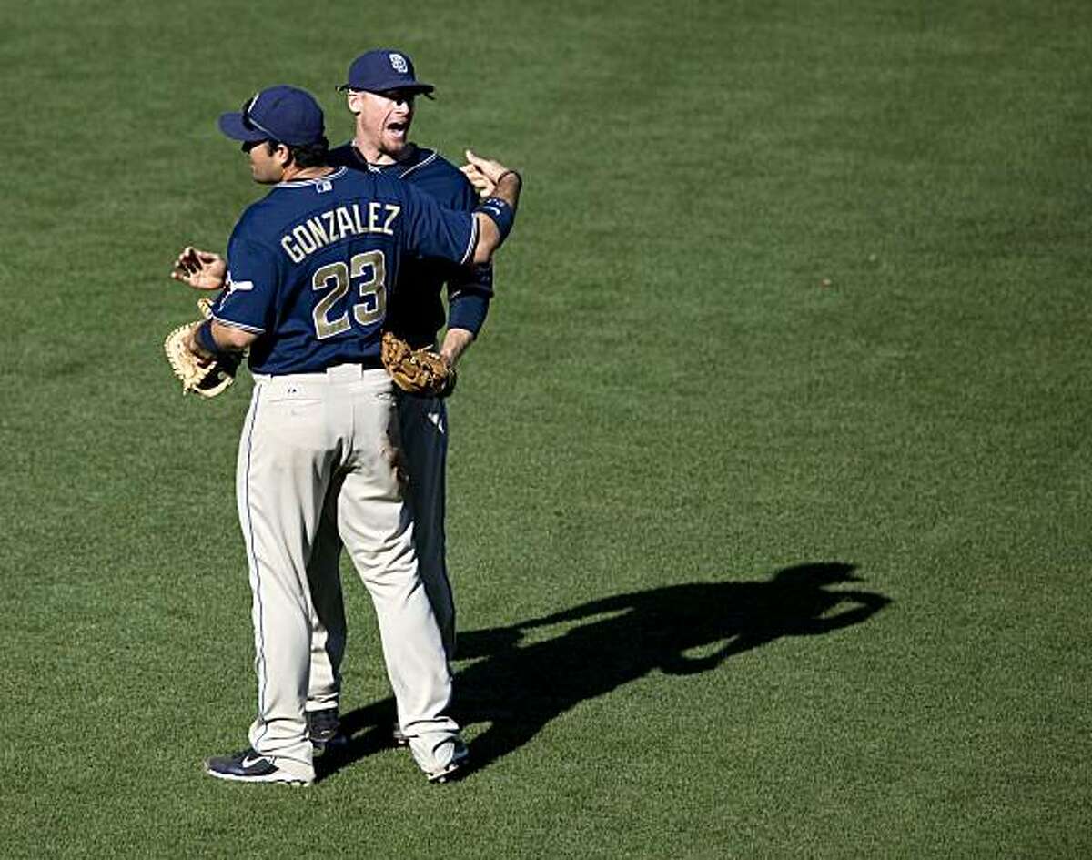Padres top Giants again, can tie them Sunday