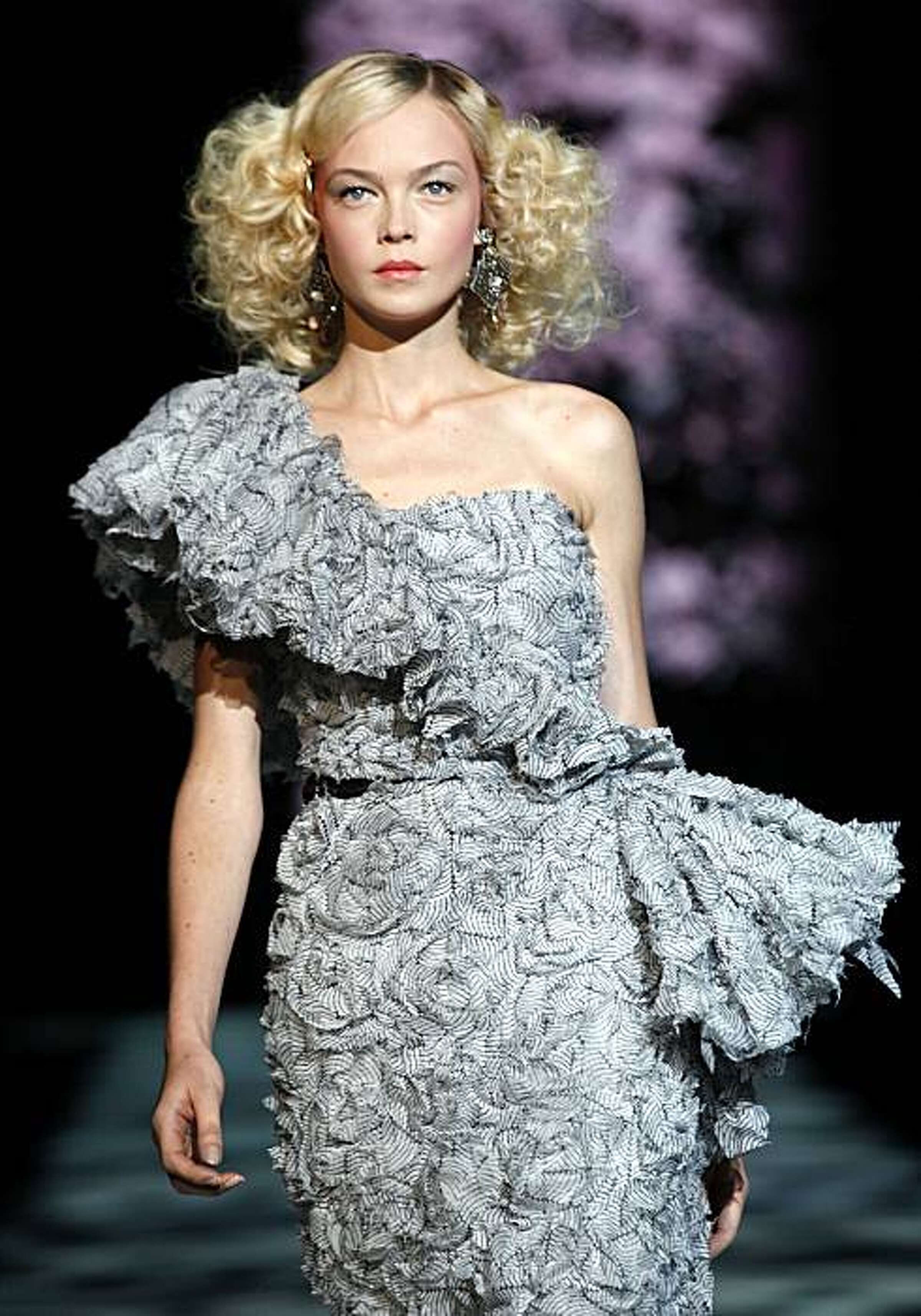 Spring fashion: fancy feminine or minimalist