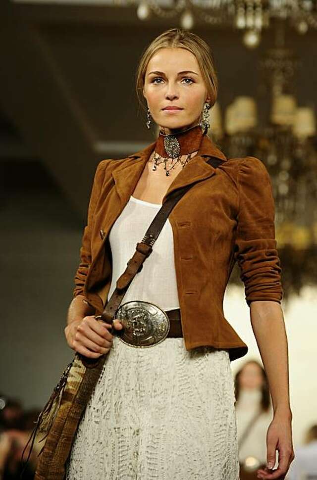 Spring fashion: fancy feminine or minimalist