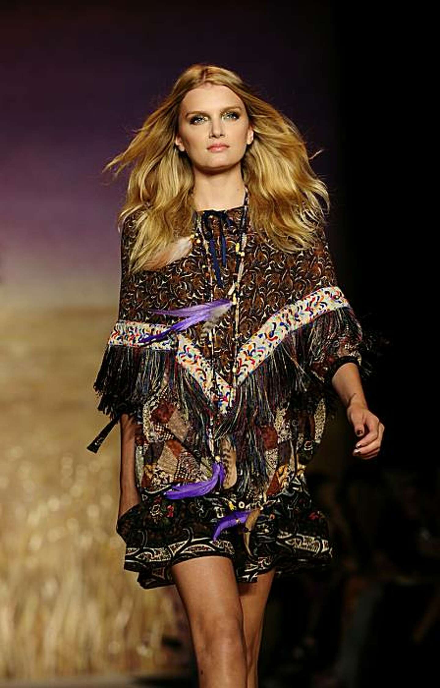 Spring fashion: fancy feminine or minimalist