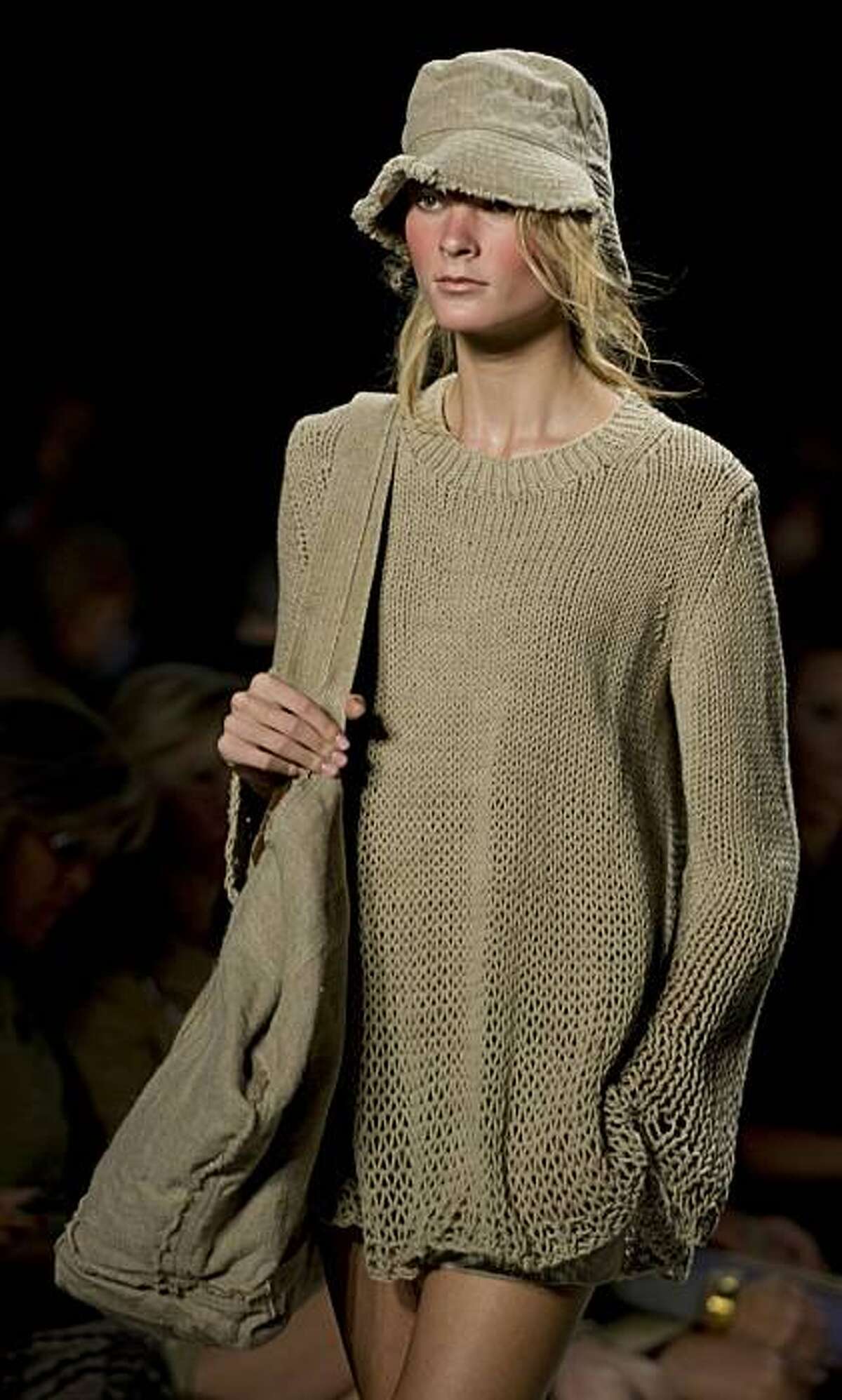 Spring fashion: fancy feminine or minimalist