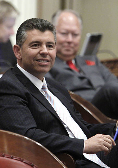 Maldonado takes campaign on the road - in a bus