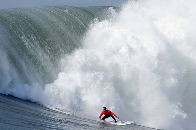 Huge waves at Mavericks injure spectators