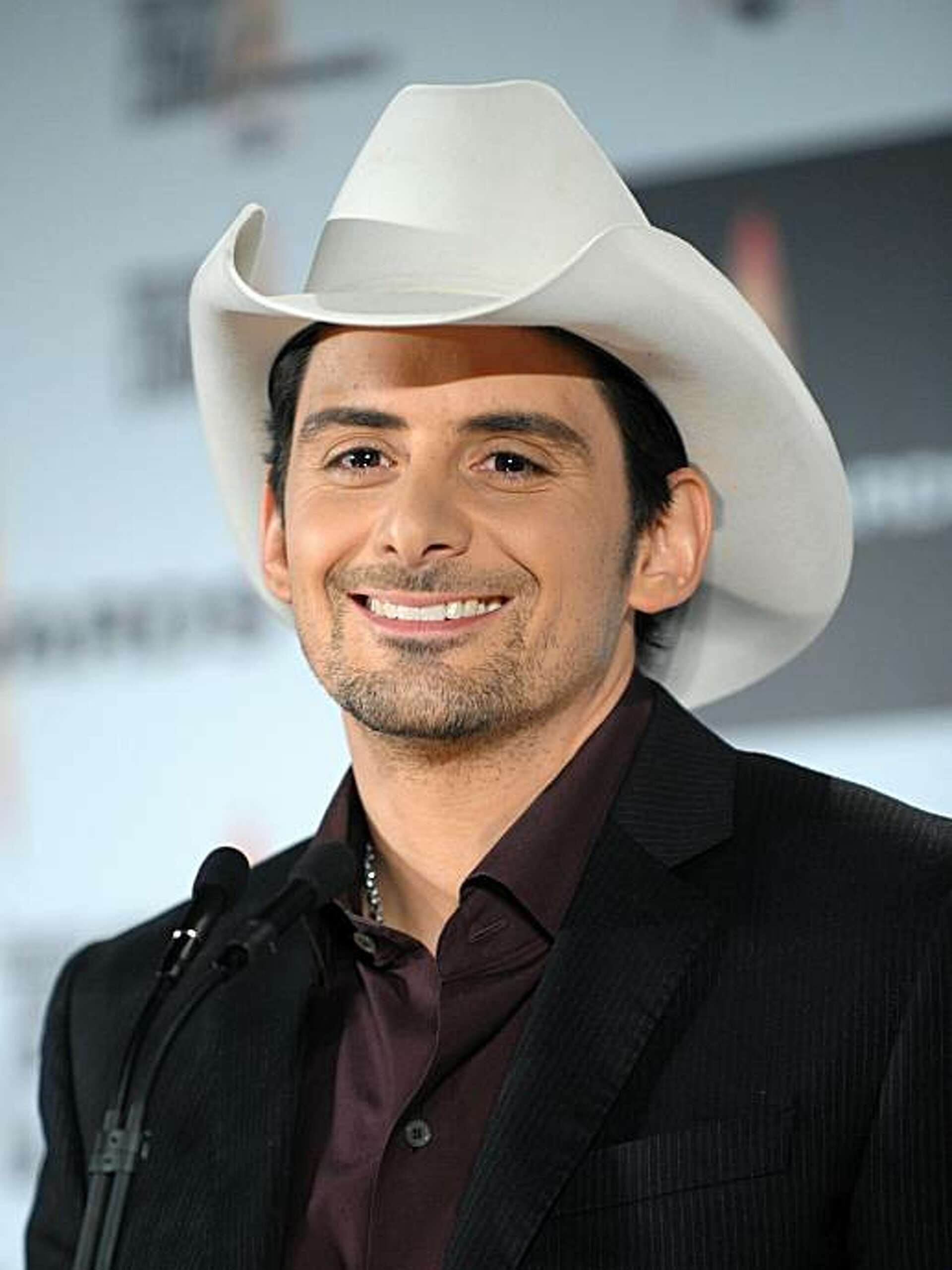 Music review: Brad Paisley pleases fans