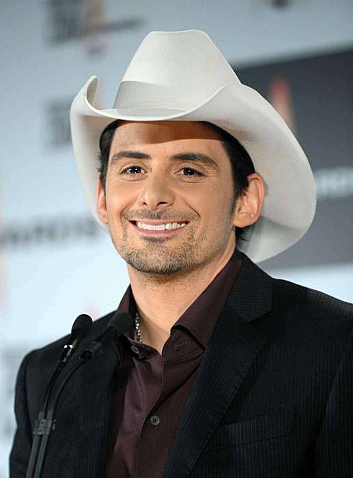 Music review: Brad Paisley pleases fans