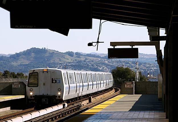 BART signs 2-year deal for Wi-Fi