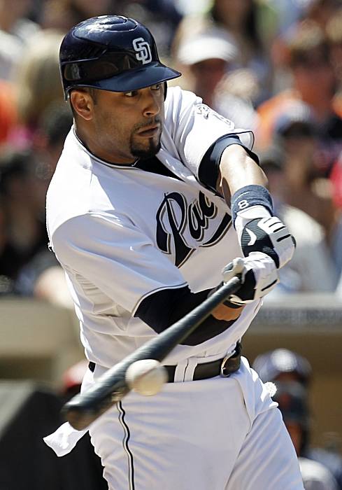 Padres top Giants 1-0, push lead back to 1 game