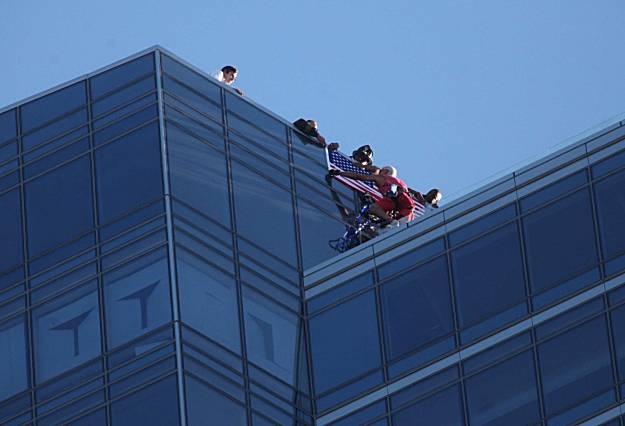 Man scales S.F. tower to publicize his message