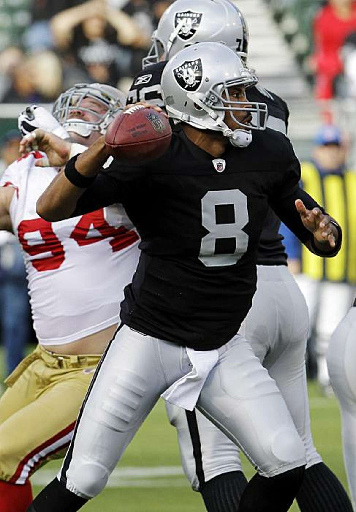 Jason Campbell shaken up in Raiders loss