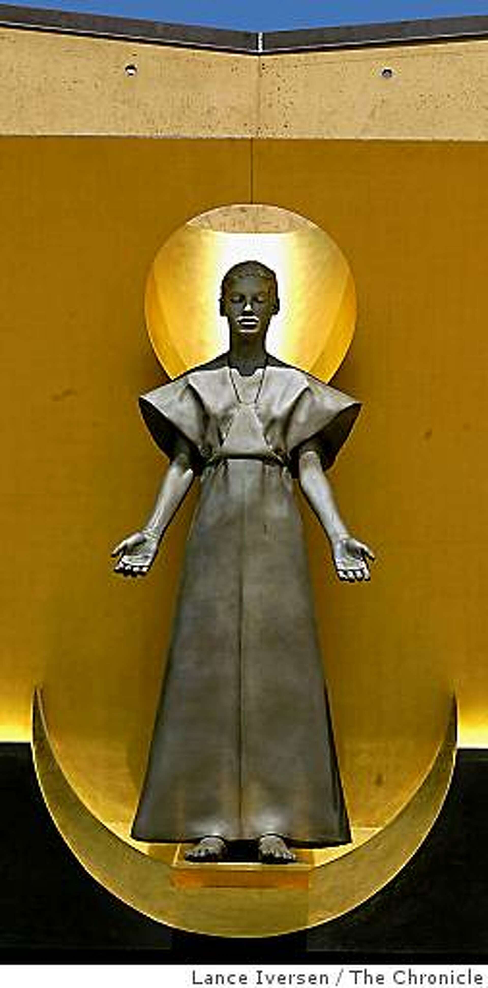 Famed monument sculptor Robert Graham dies