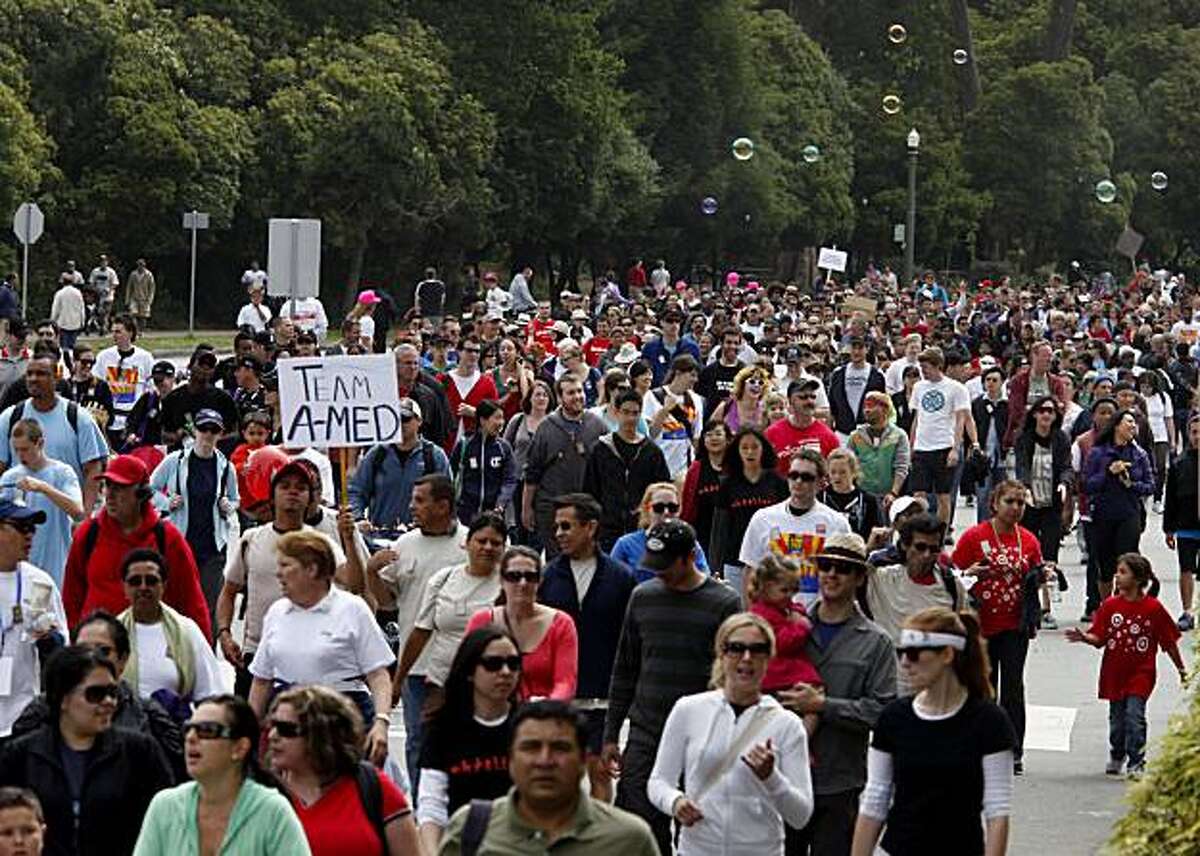 AIDS walk draws 25,000 participants