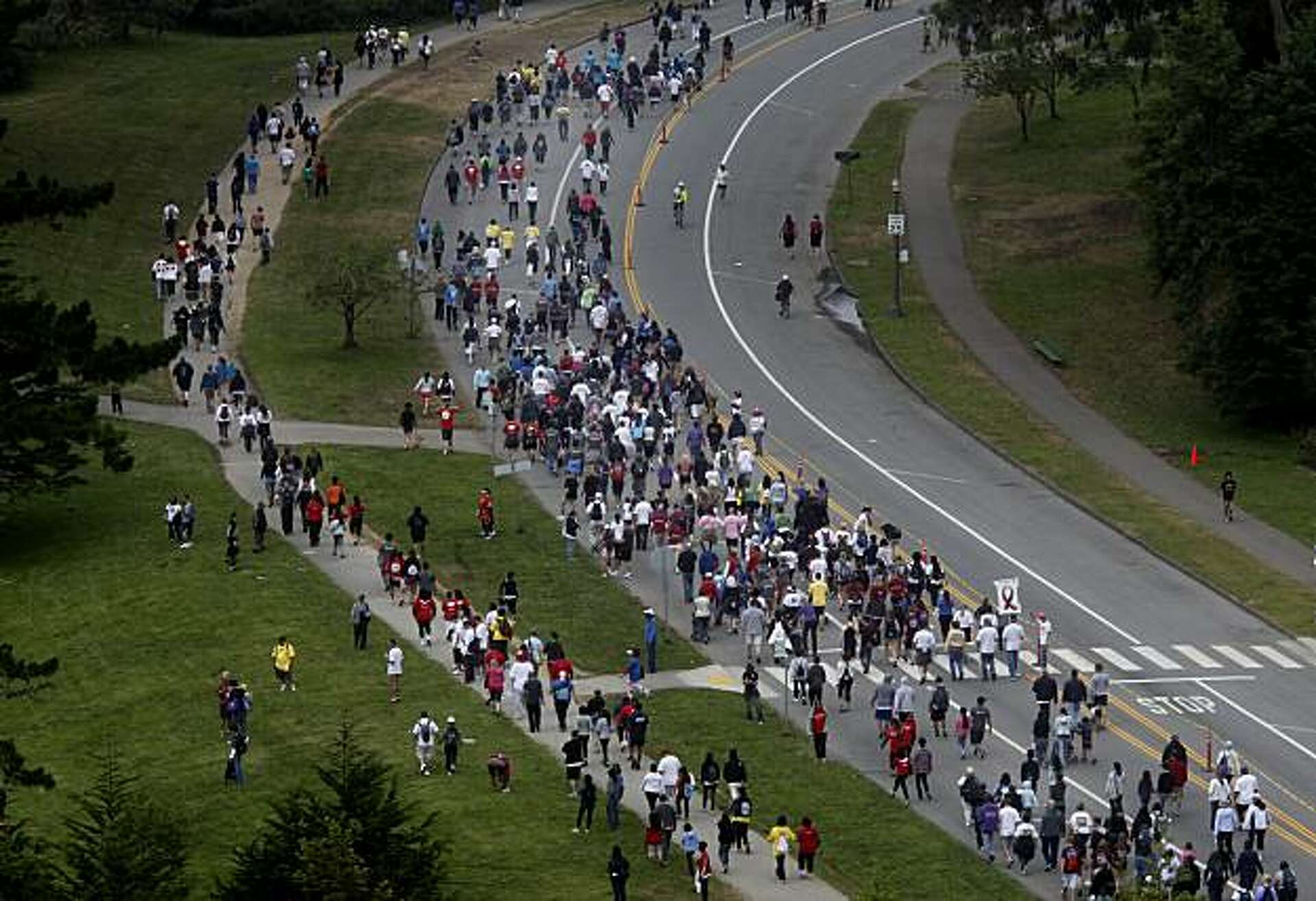 AIDS walk draws 25,000 participants