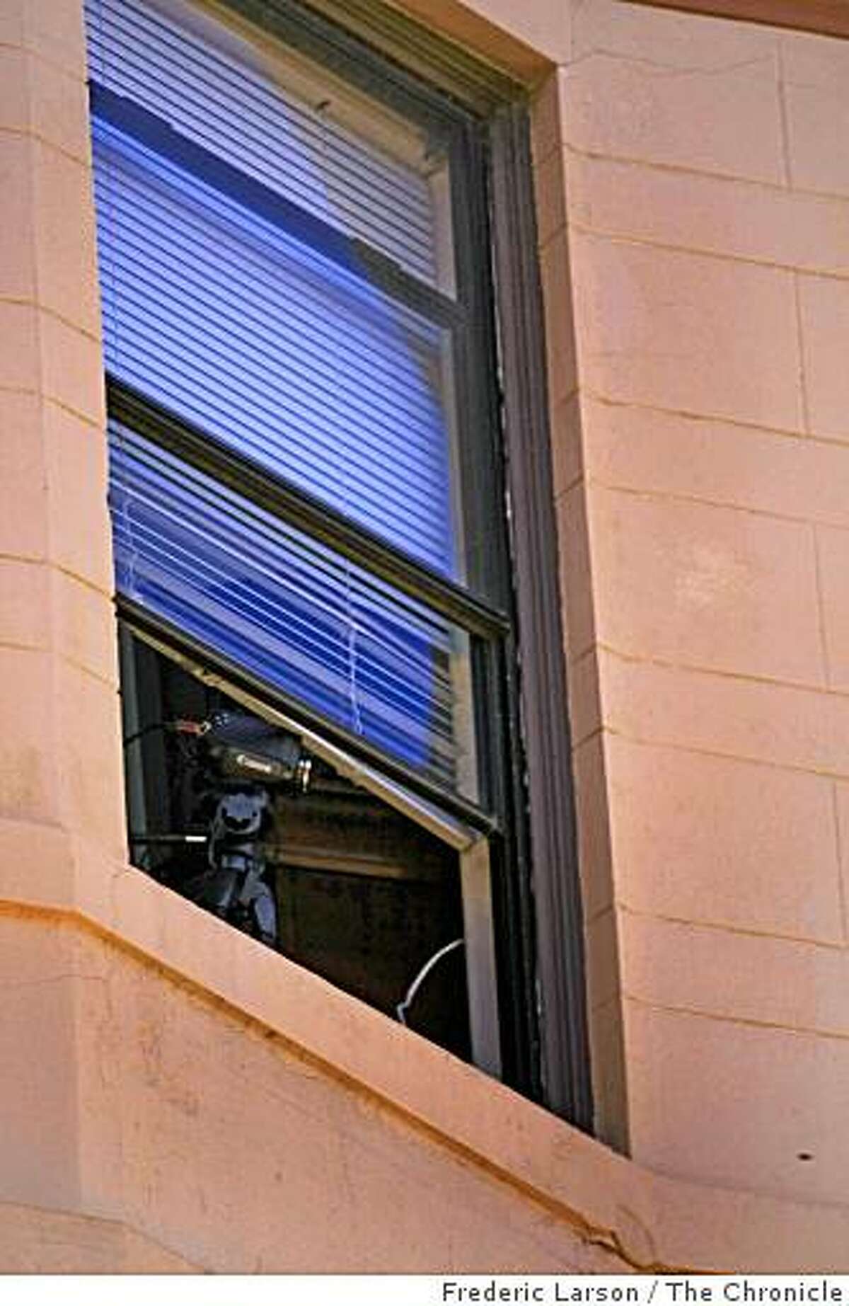Front-window spy cam puts Tenderloin on the Web