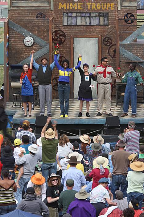 Theater review: Mimes show 'Posibilidad' aplenty