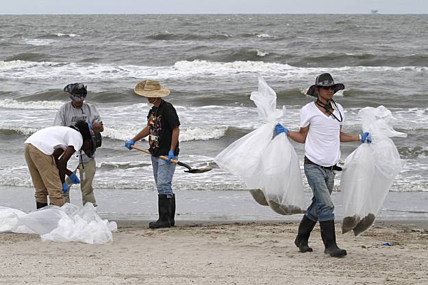 Tar balls from gulf oil spill found in Texas