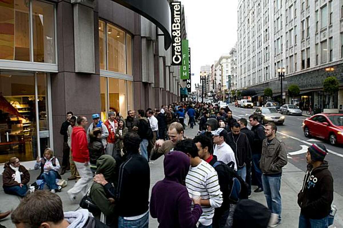 Huge lines to pick up new iPhone