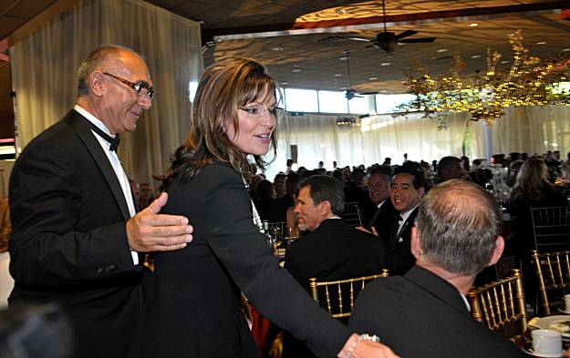 Fans, protesters greet Palin at CSU Stanislaus