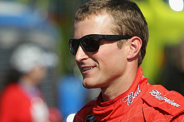 Defending champ Kahne grabs pole