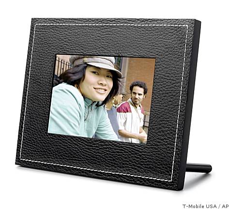 Cameo frame gets digital photos from cell phone