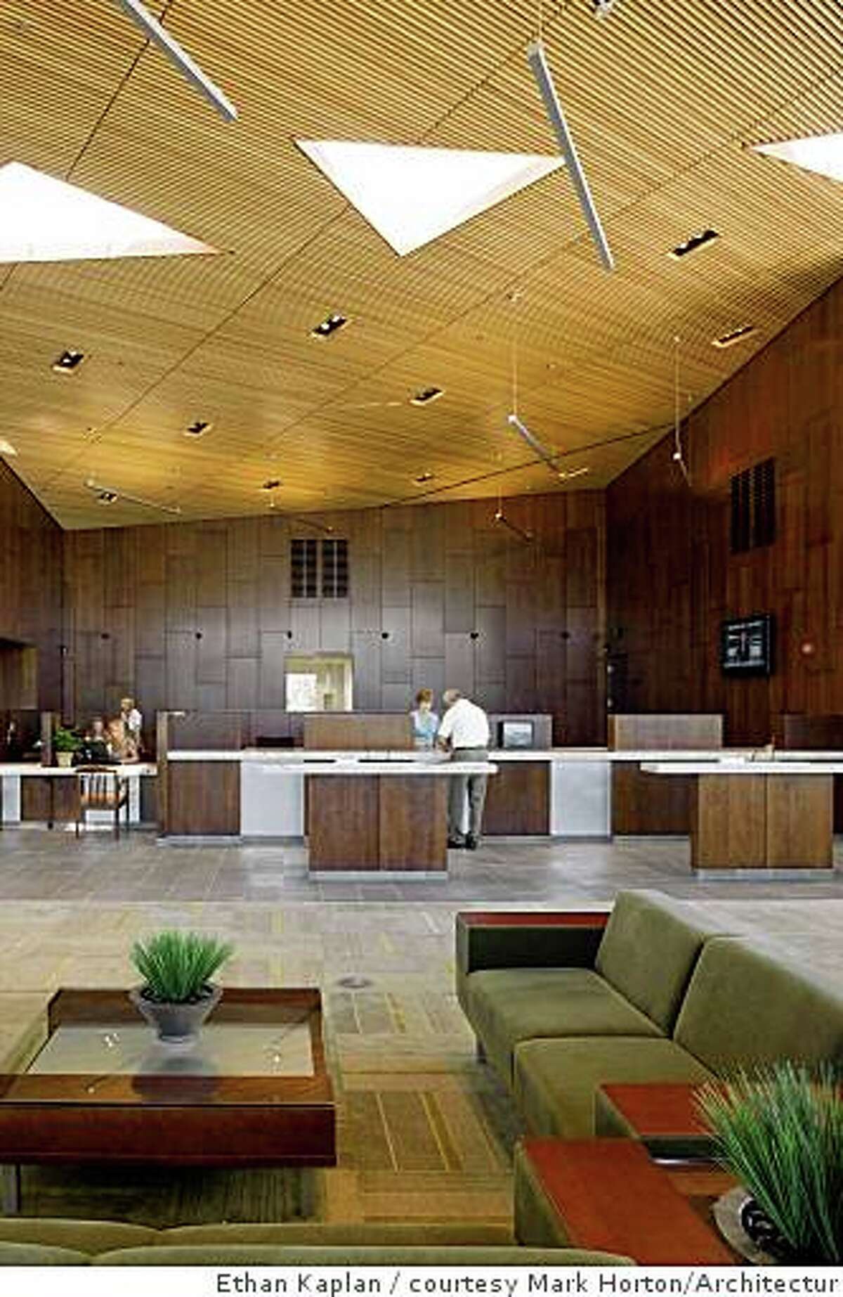 Modesto bank makes an architectural statement