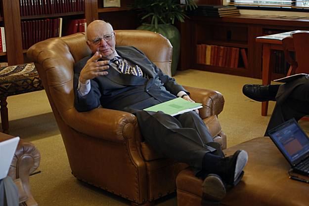 Former Fed chief Volcker backs change in system