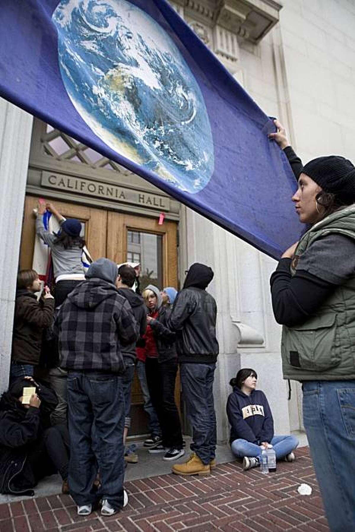 Offer to meet does not end hunger strike at UC