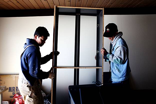 Residents evacuate precarious Pacifica building