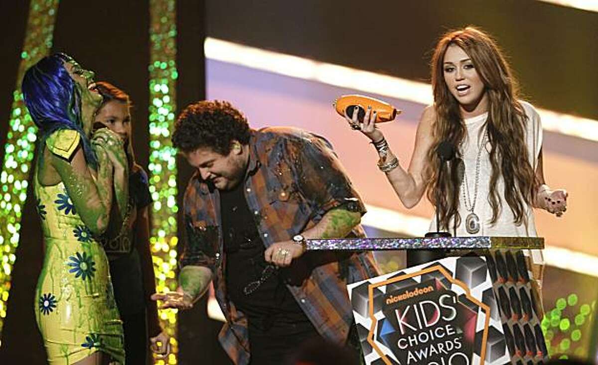 Lautner, Miley Cyrus win Kids' Choice Awards