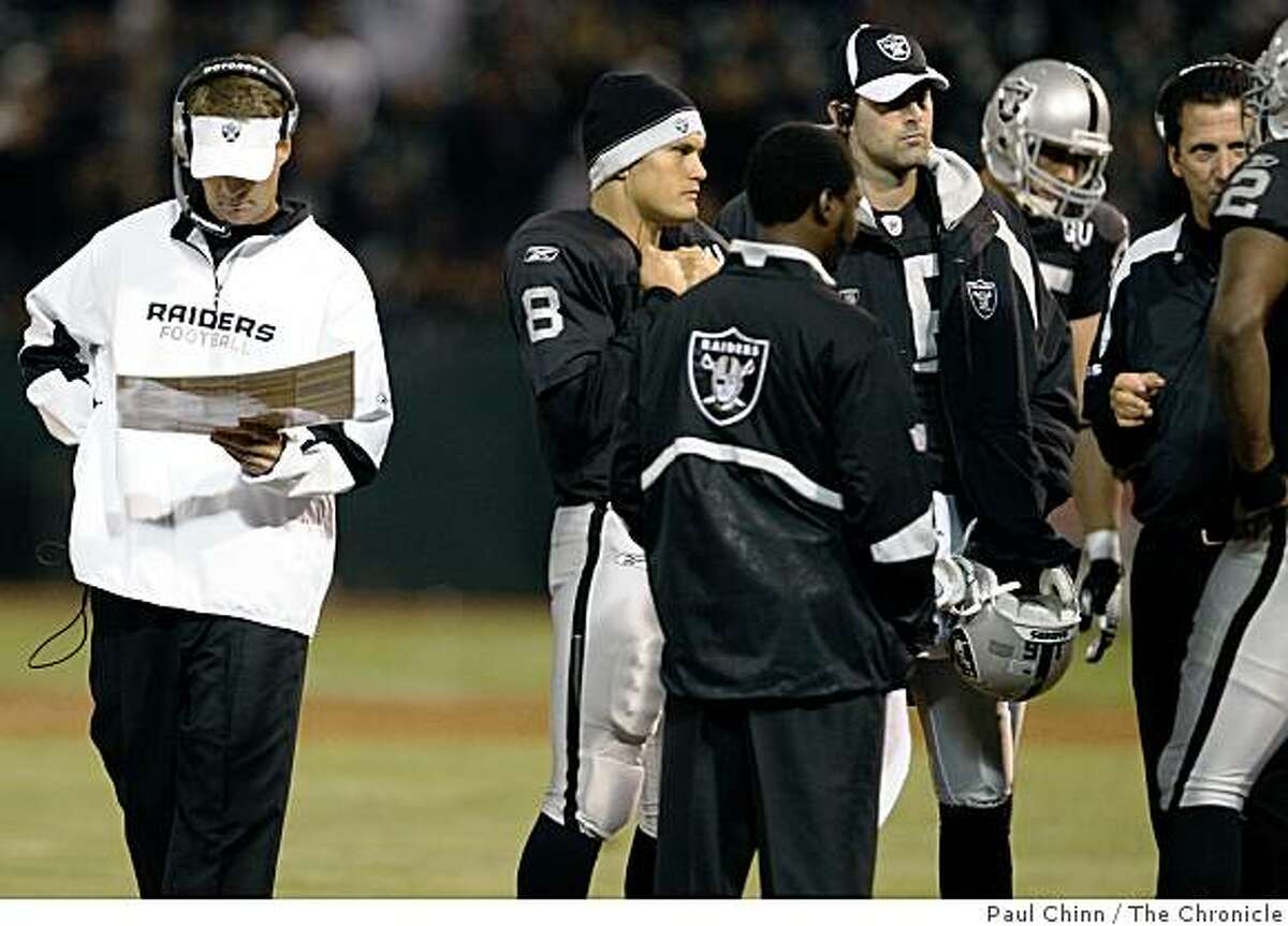 Despite weak rush, Raiders refuse to blitz