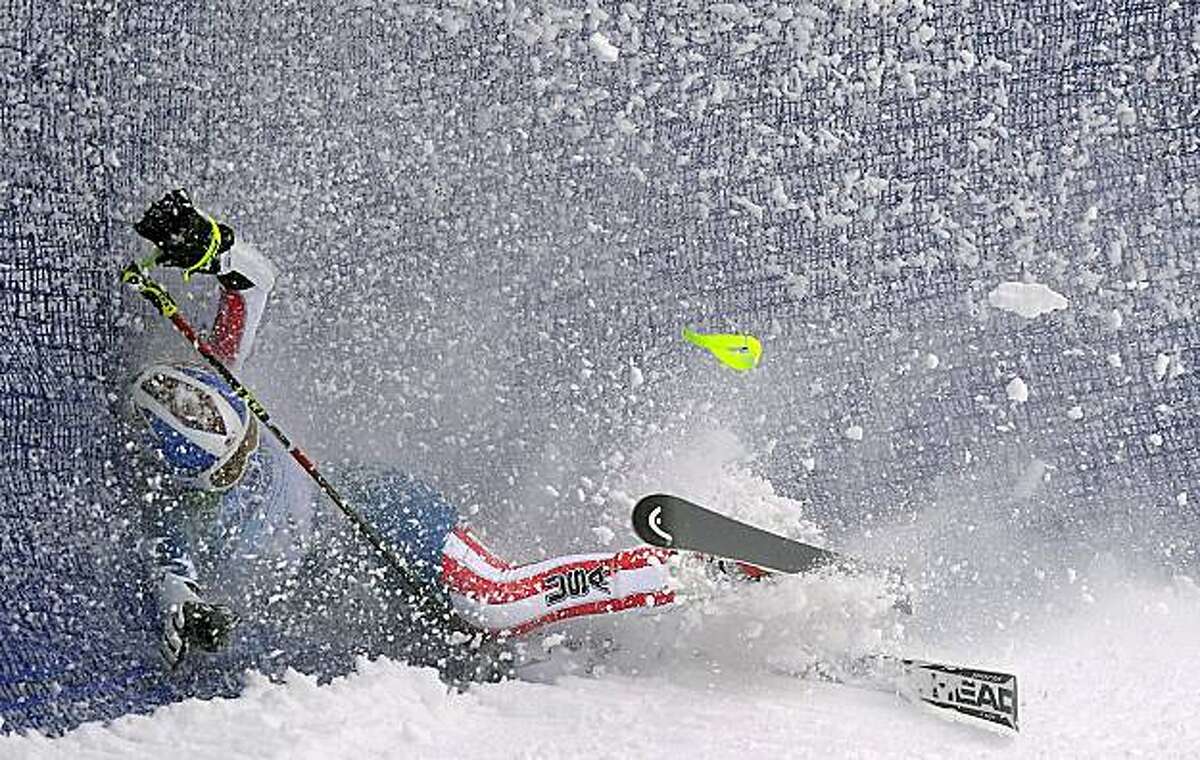 U.S. hopes hurt in Vonn's giant slalom crash
