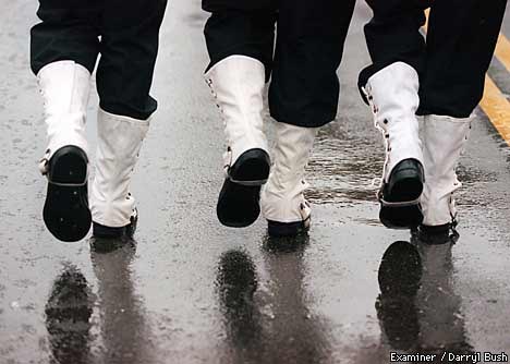 Closing ranks to show respect at veterans' parade