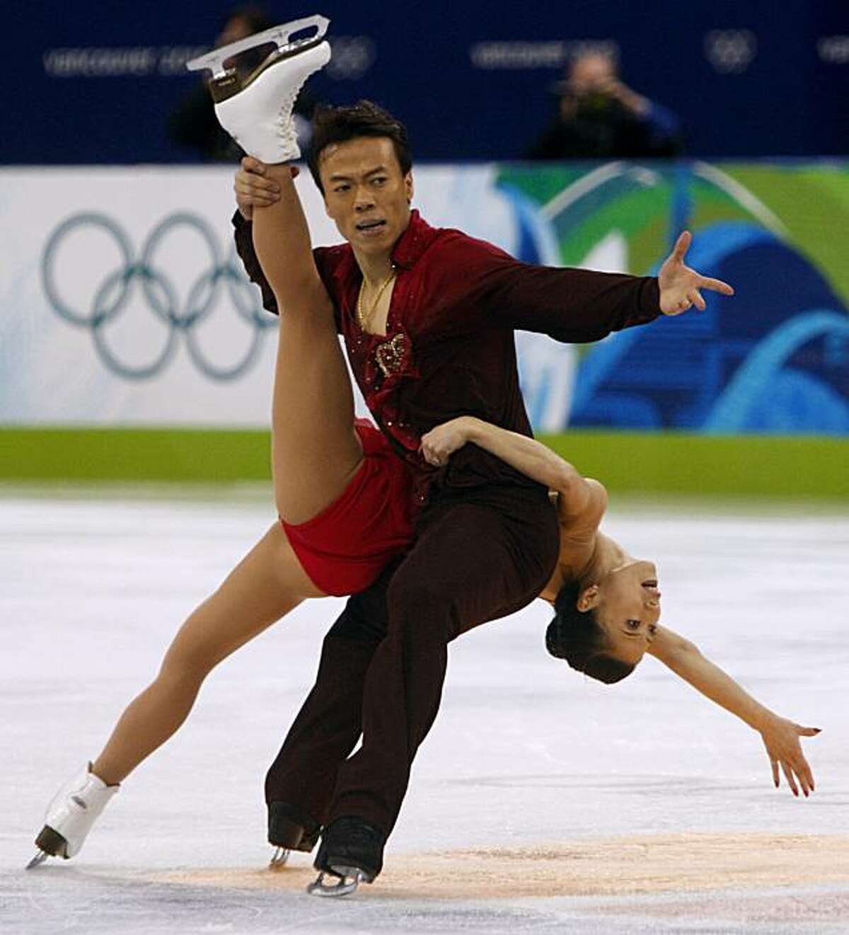 Chinese pair wins skating gold at last