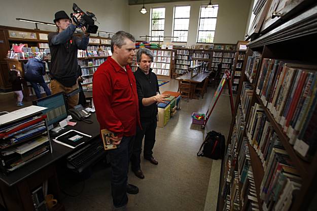 Tom Corwin celebrates reading with bookmobile