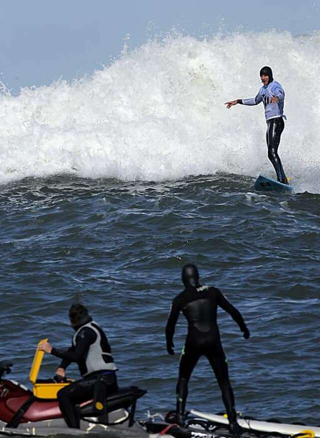 Big waves lure surfers to Mavericks competition