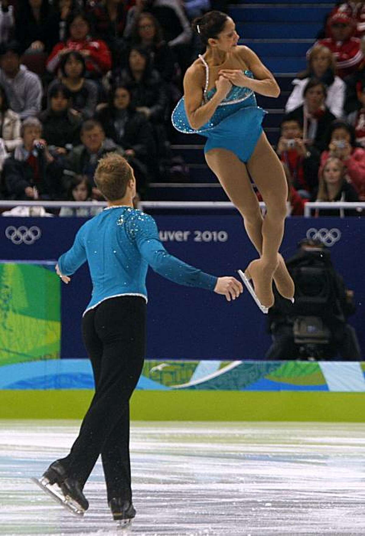 Chinese pair wins skating gold at last