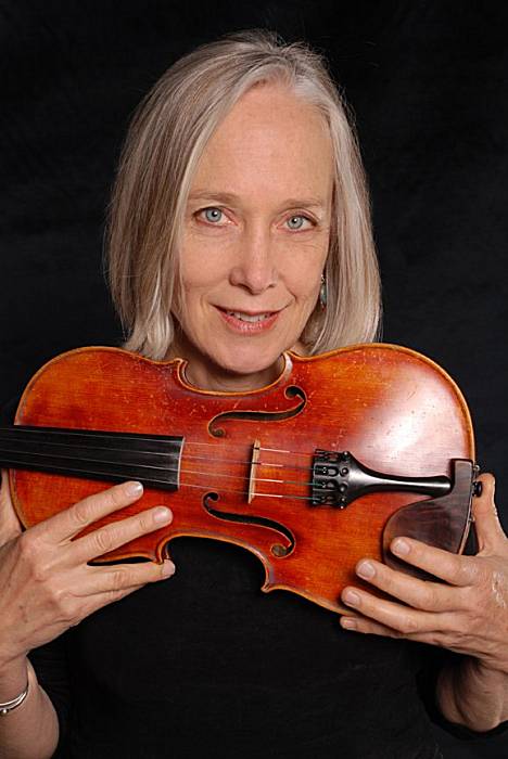 Laurie Lewis garners fans with grace, not glitz