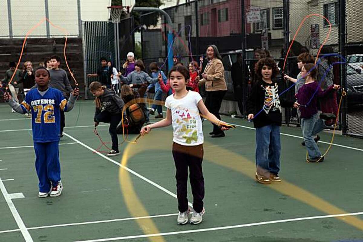 Thousands jump rope for a record