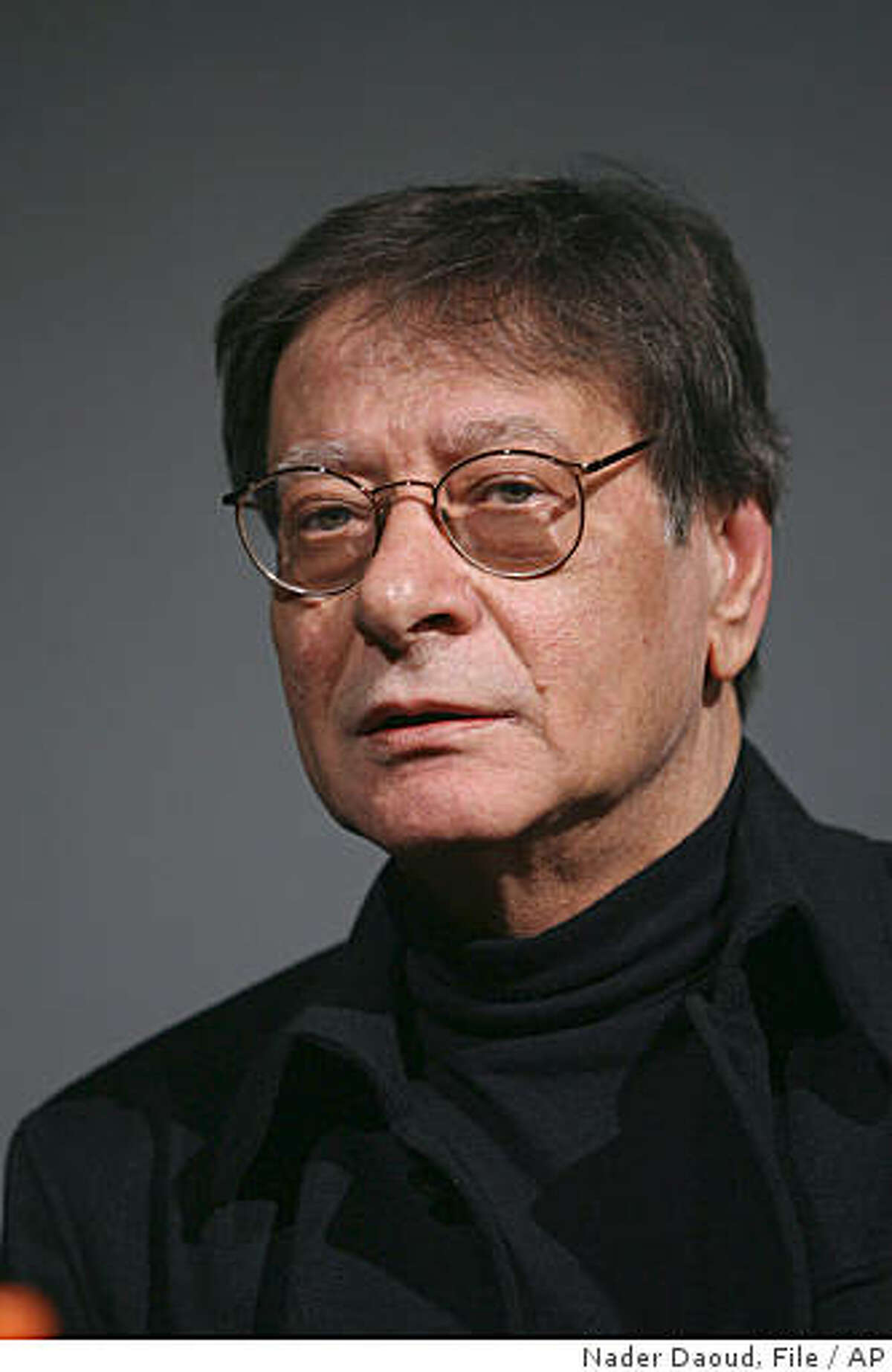 Palestinian poet Mahmoud Darwish dies