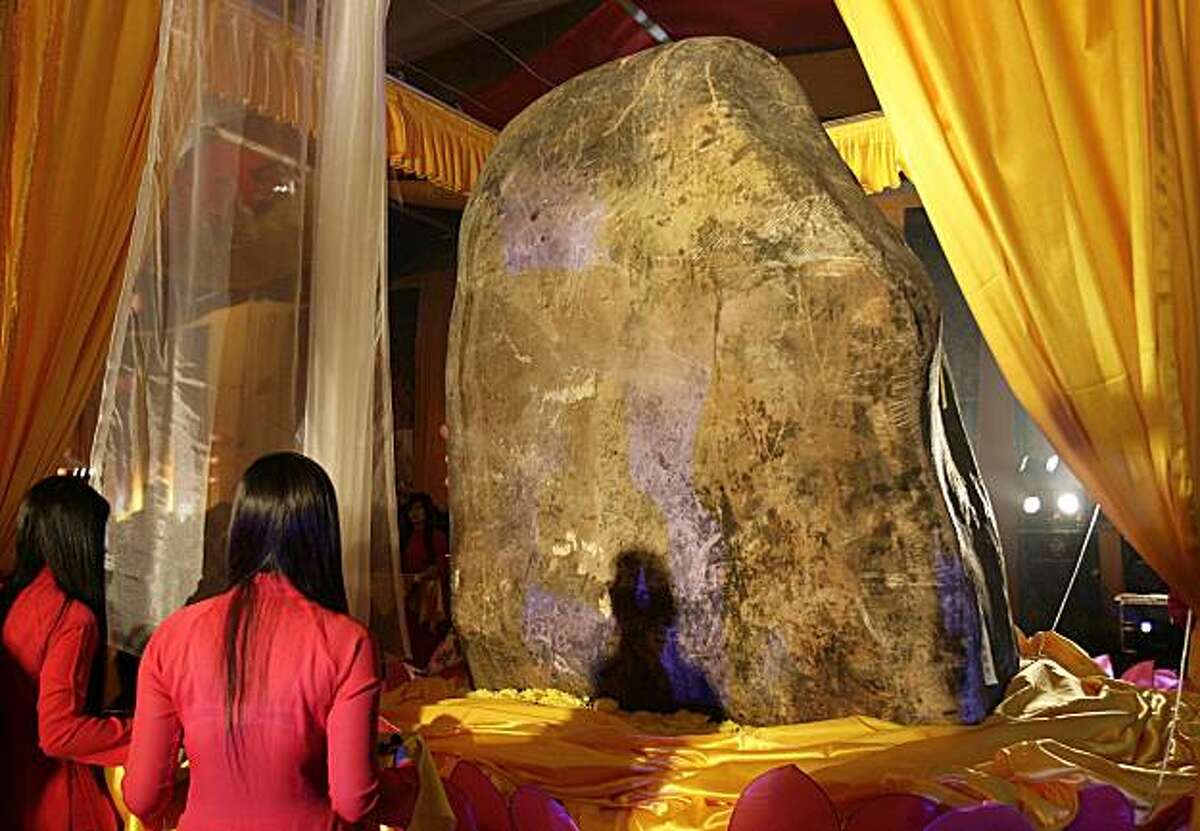 Vietnam aims to carve the biggest jade Buddha