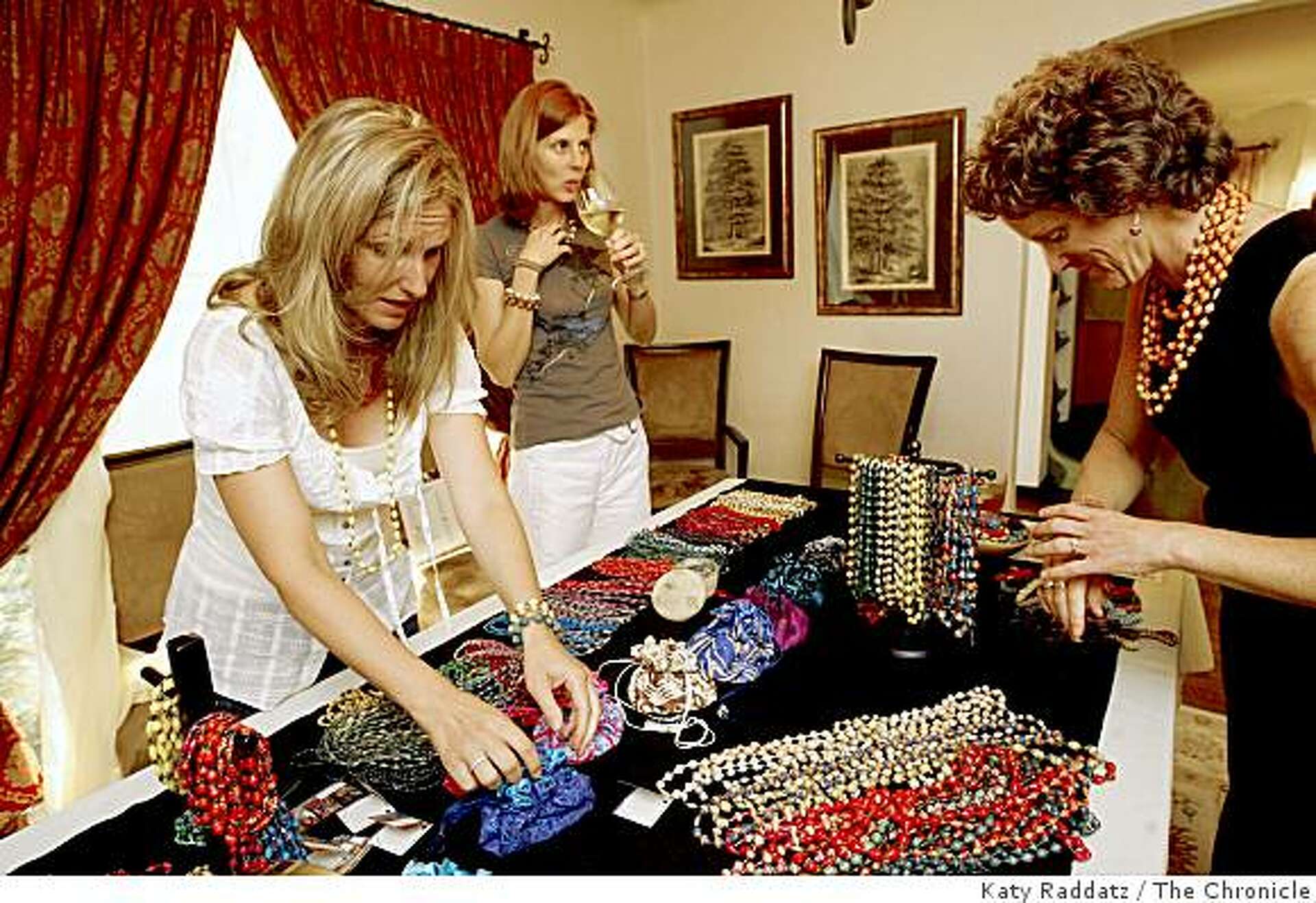 Bead-making helps Ugandan women shed poverty