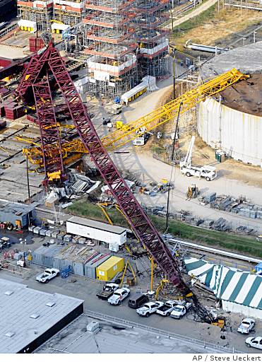 Crane collapse at oil refinery kills 4
