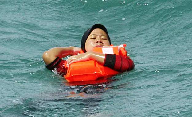 29 killed as crowded ferry sinks off Sumatra