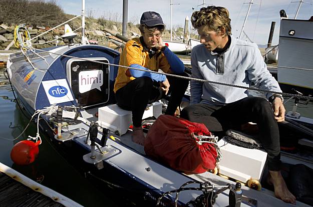Britons row 5,000 miles to cross Pacific