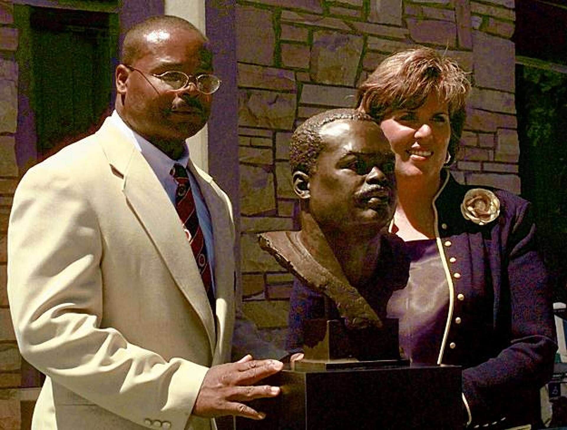 49ers coach Singletary: hard head, open mind