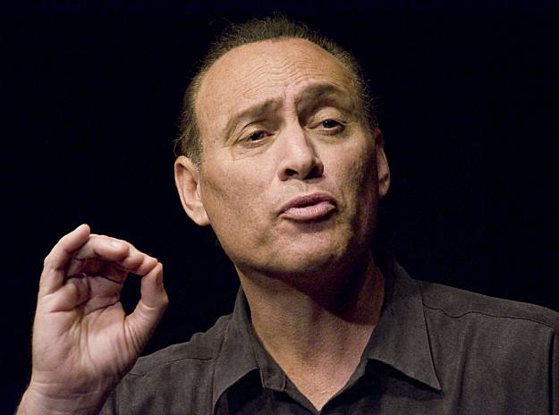 Theater review: Rick Reynolds attempts to amuse