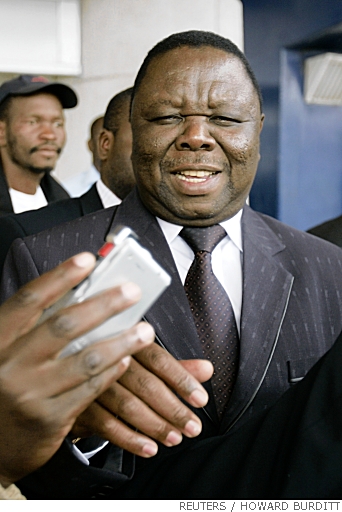 Opposition leader returns to Zimbabwe