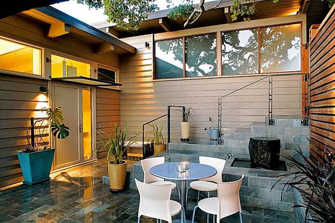 Ipe update brings order to Oakland courtyard